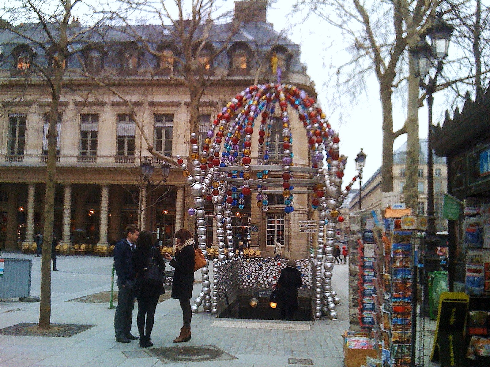 Paris : Le Kiosque des Noctambules de Jean-Michel Othoniel - Place ...