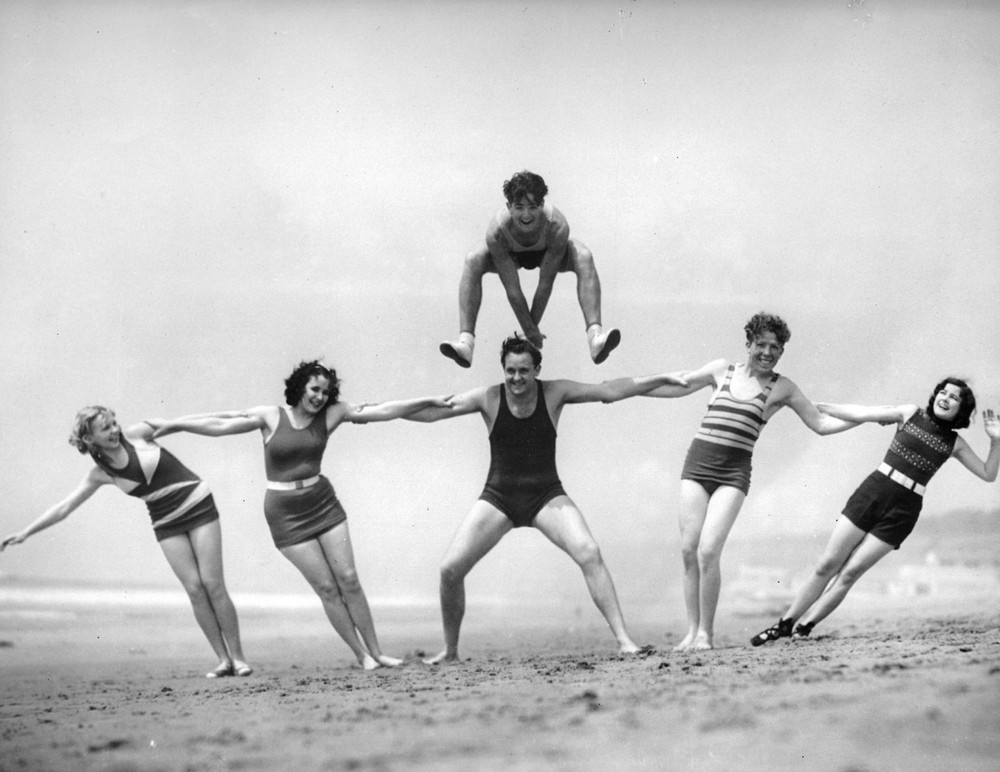 26 Funny Vintage Photographs of People Playing Leapfrog From Between ...