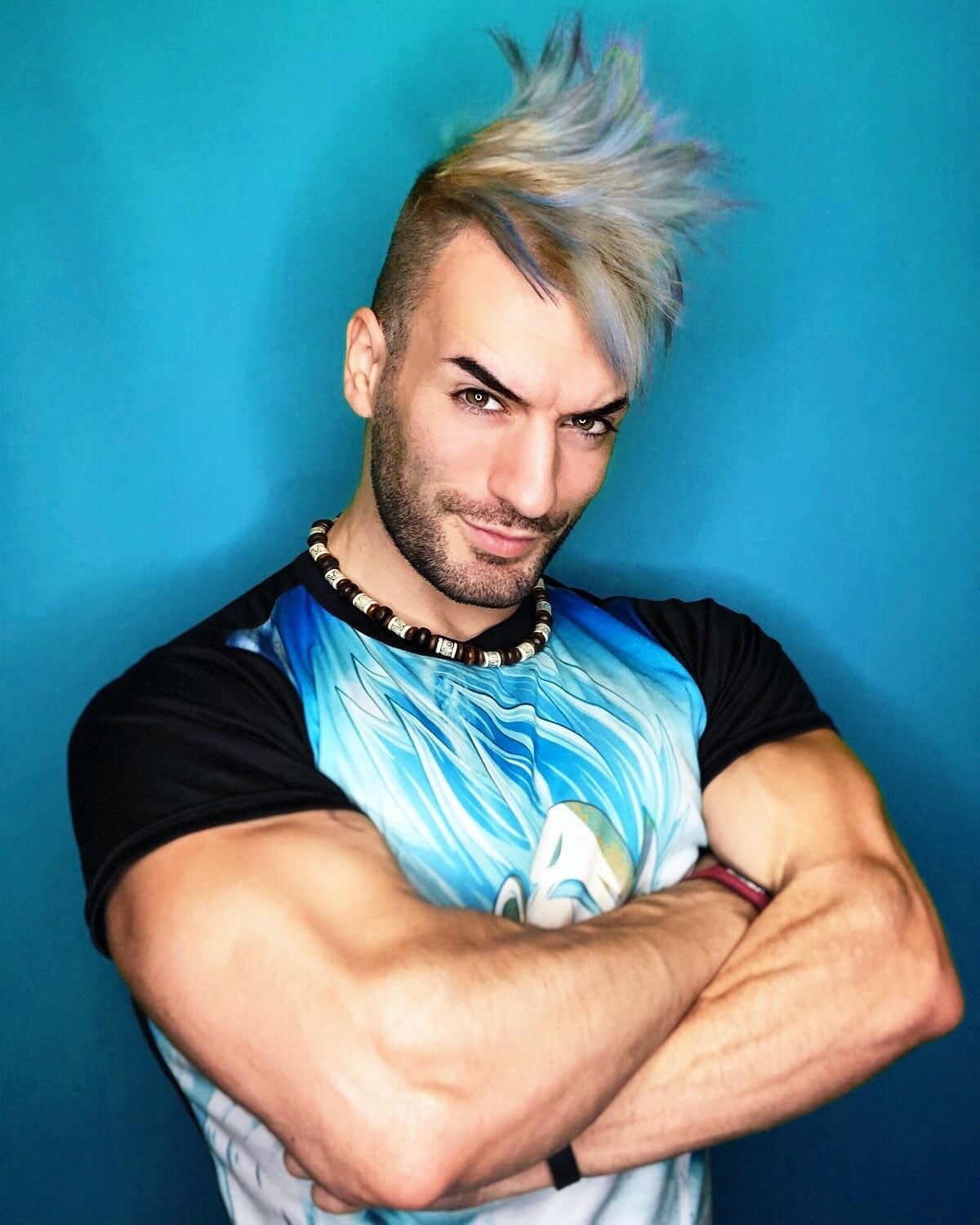 CCXP recebe o cosplayer Leon Chiro - supervault