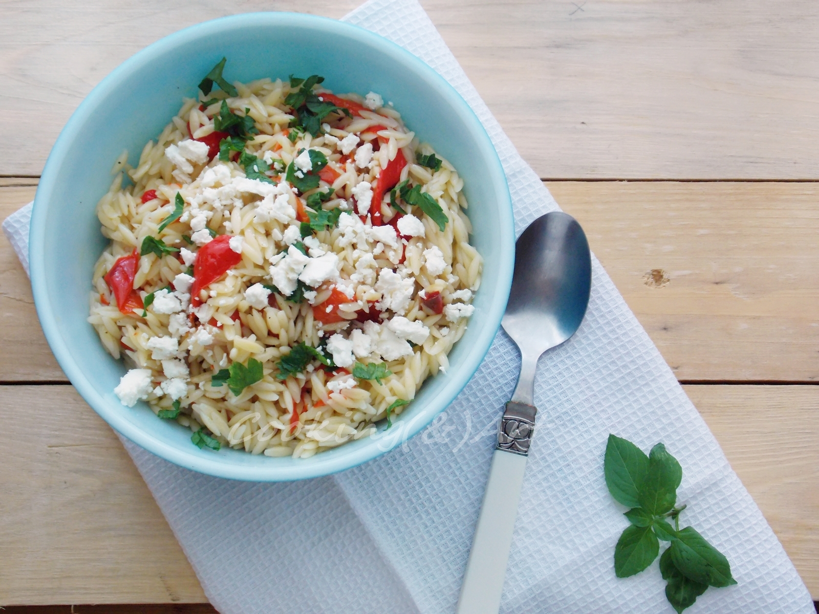 Σαλάτα με κριθαράκι, ψητές πιπεριές & φέτα / Salad with orzo, roasted ...