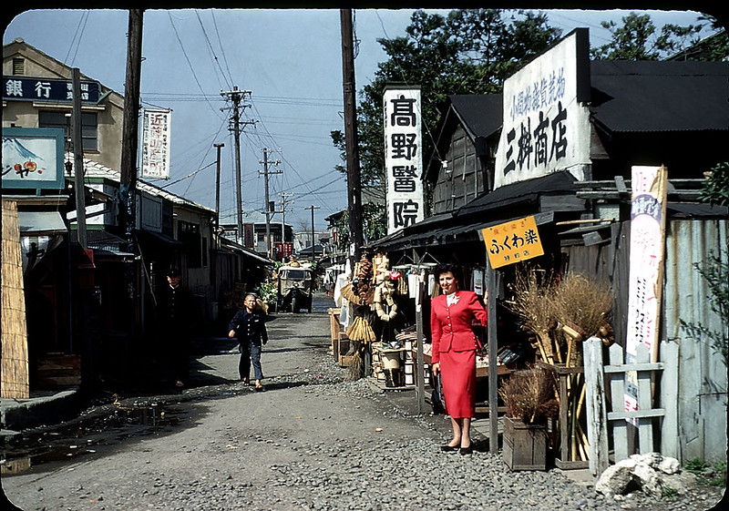 35 Fascinating Color Snaps Capture Everyday Life of Tokyo in the Early ...