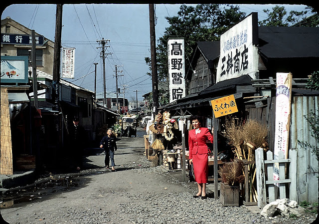35 Fascinating Color Snaps Capture Everyday Life of Tokyo in the Early ...