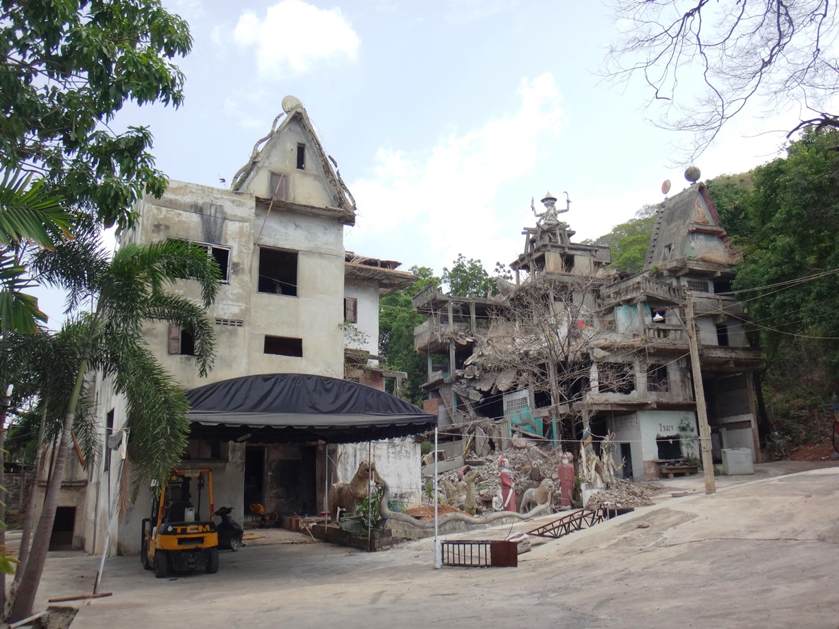 Temples In Thailand: Saraburi - Wat Sanamlao - LP Pinak