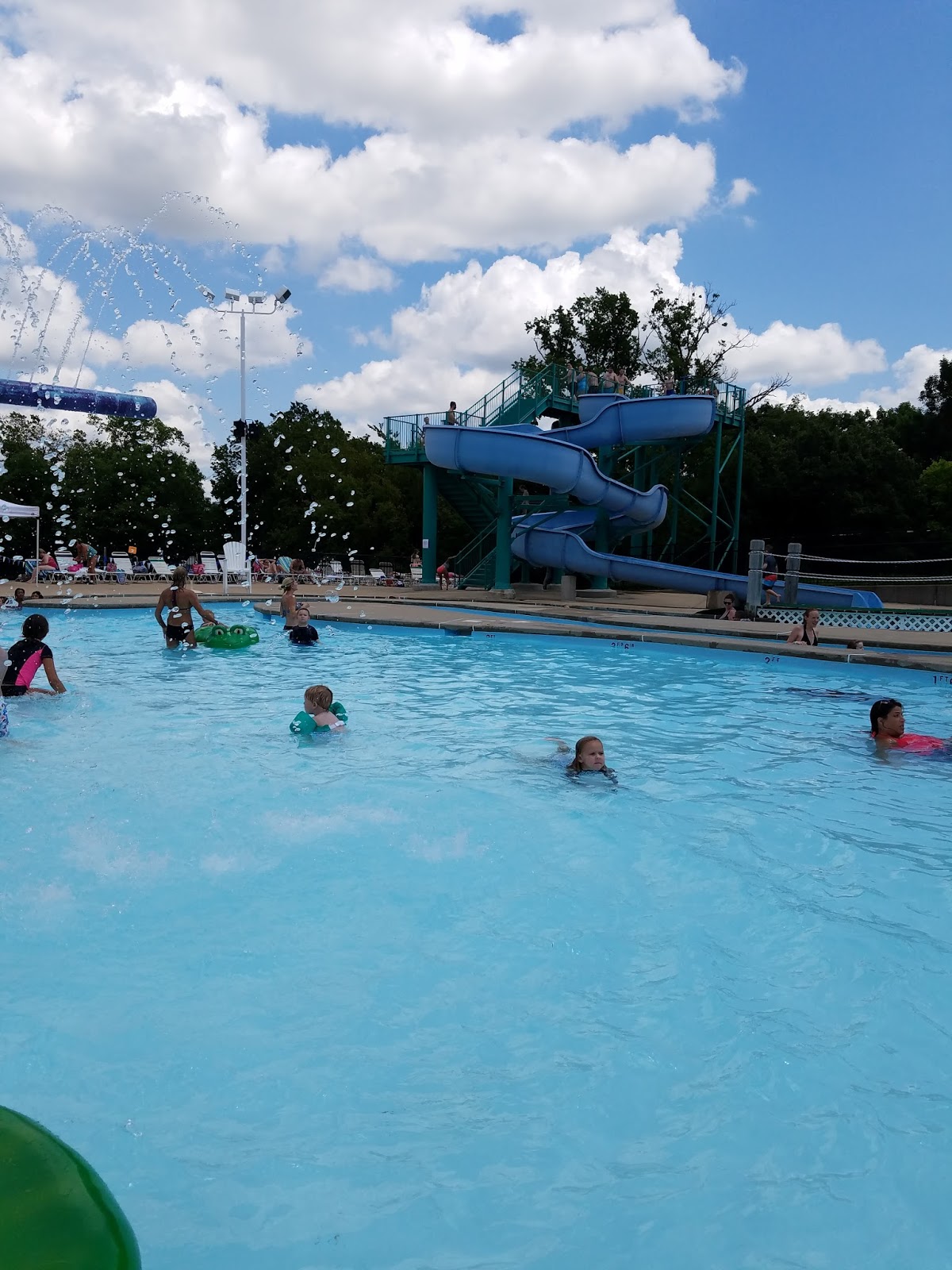 Play St. Louis: RiverChase YMCA of Fenton Outdoor Pool, Fenton