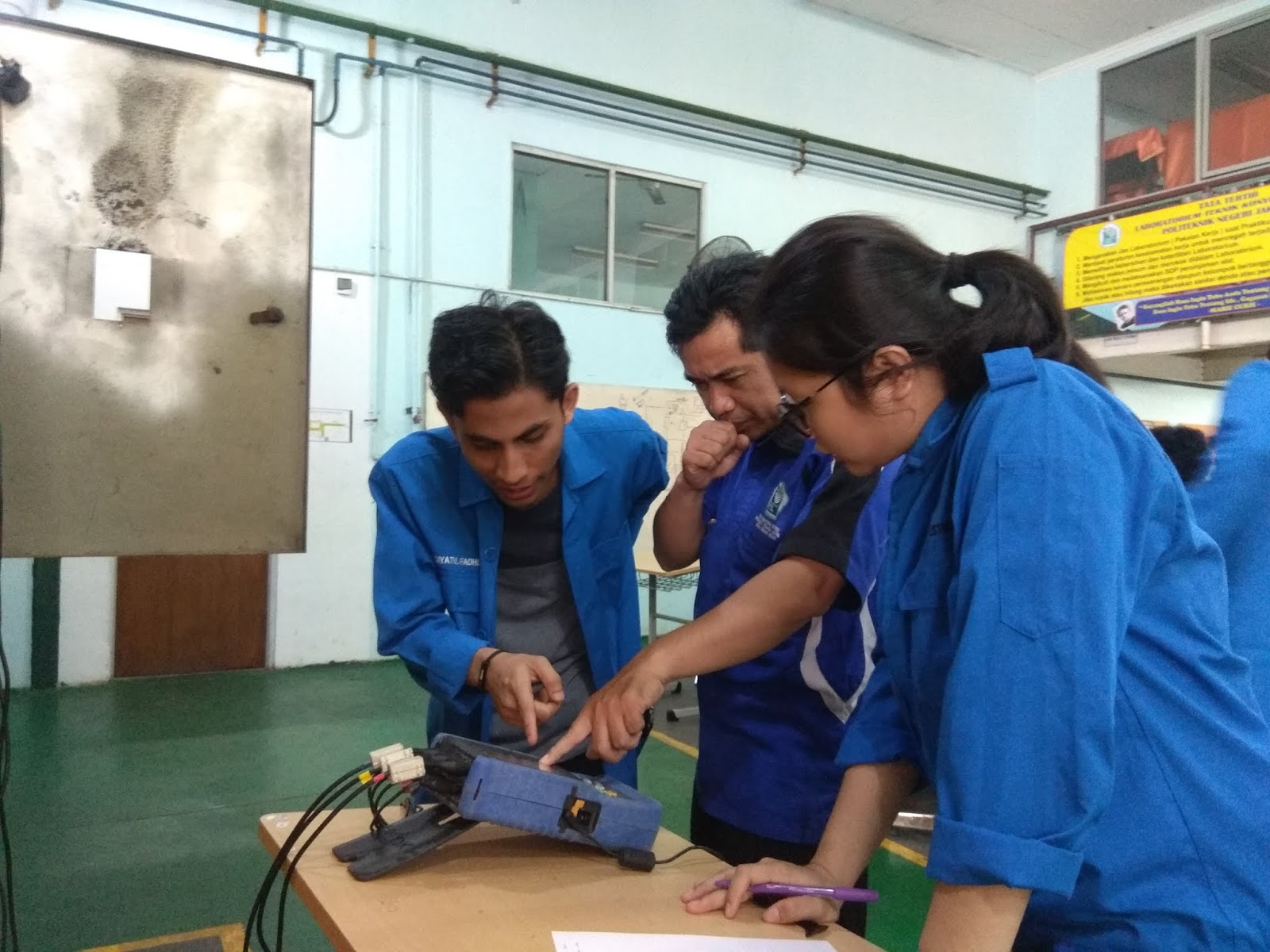 LAB KONVERSI ENERGI PNJ Suasana Praktikum di Laboratorium