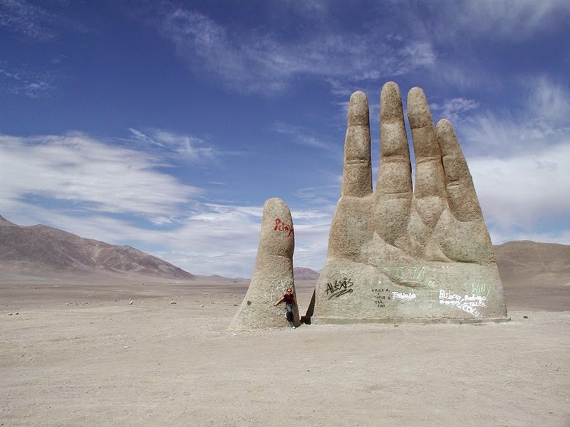 The Mano de Desierto | Sculpture of a Giant Hand located in the Atacama ...