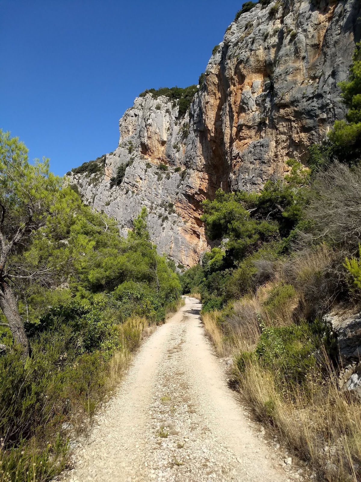 Skiing the Planet: Military tunnels deep inside Mali Hum