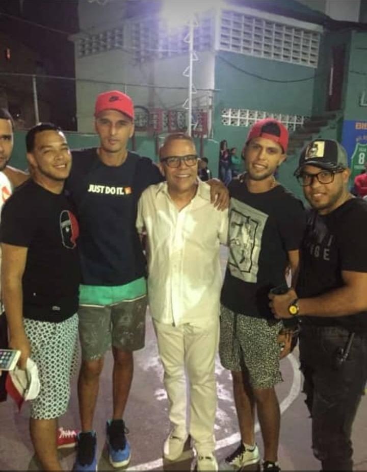 El famoso salsero puertoriqueño Alex D´Castro cantando en la Cota 905 ...