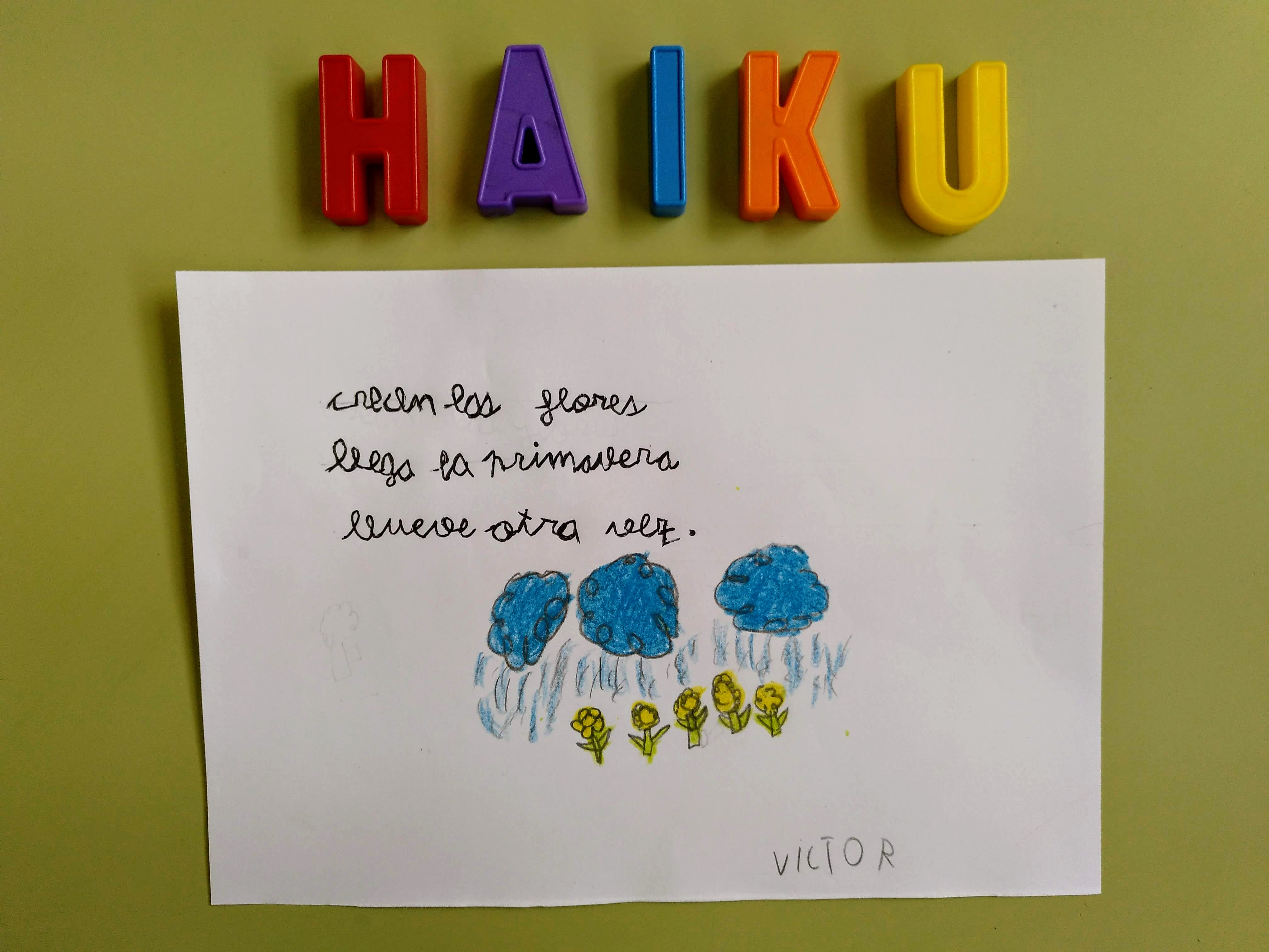 Niños y niñas que escriben haikus
