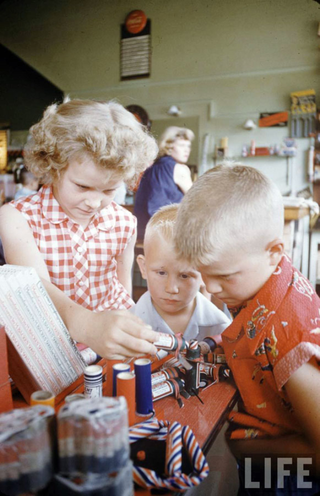 Wonderful Vintage Photographs Capture Independence Day Scenes in 1954 ...