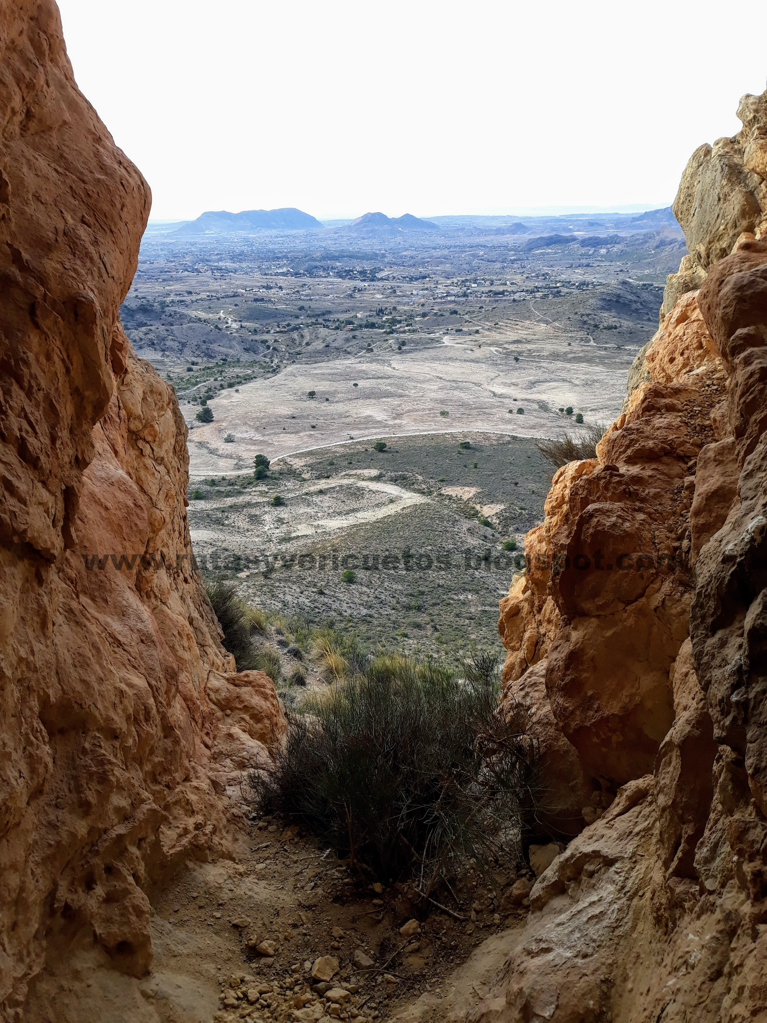 RUTAS Y VERICUETOS: ITINERARIO POR LES PENYES ROGES