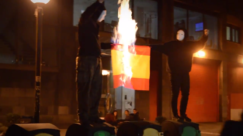 Enmascarados queman una bandera española en Beurko en un acto contra la ...