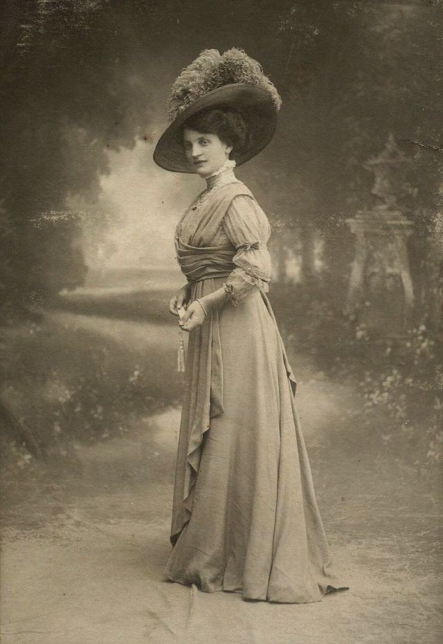 40 Elegant Photos of Edwardian Ladies Wearing Big Hats ~ Vintage Everyday