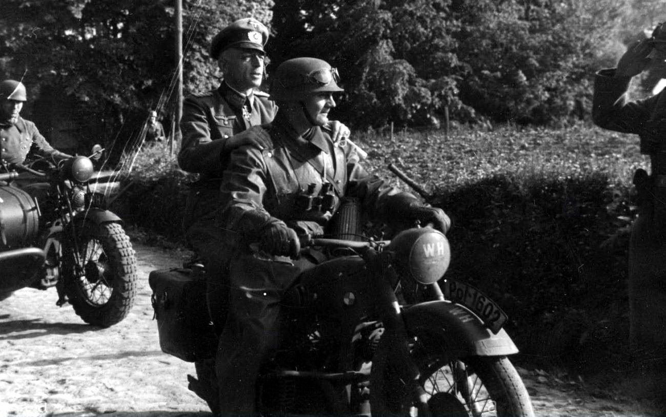 Ritterkreuzträger: Kurt von Briesen with His Troops