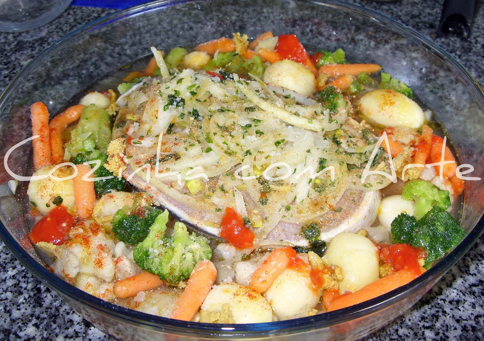 Cozinha com Arte: tubarão guarnecido com legumes no forno