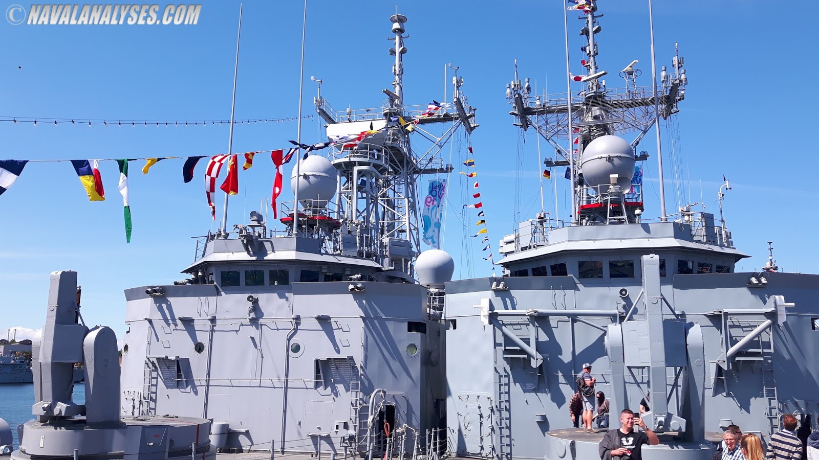 [1600 x 900] Side by side Oliver Hazard Perry-class frigates operated ...
