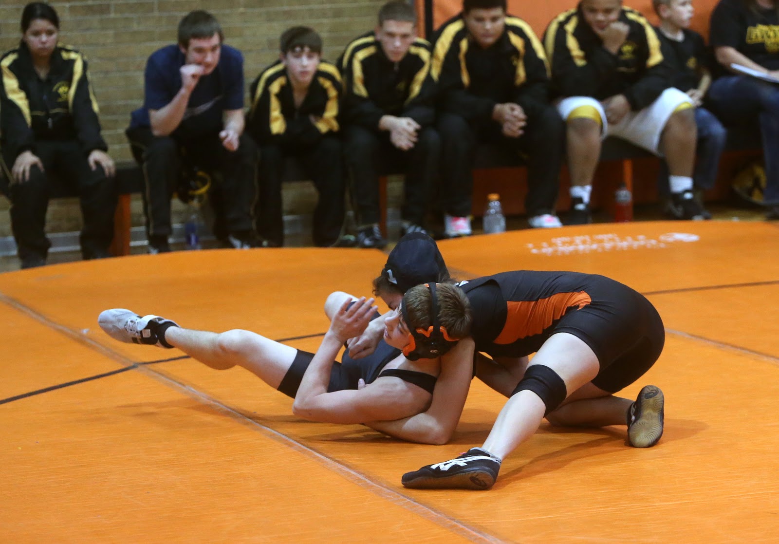 Men Wrestling Women: Female wrestler pins male opponent