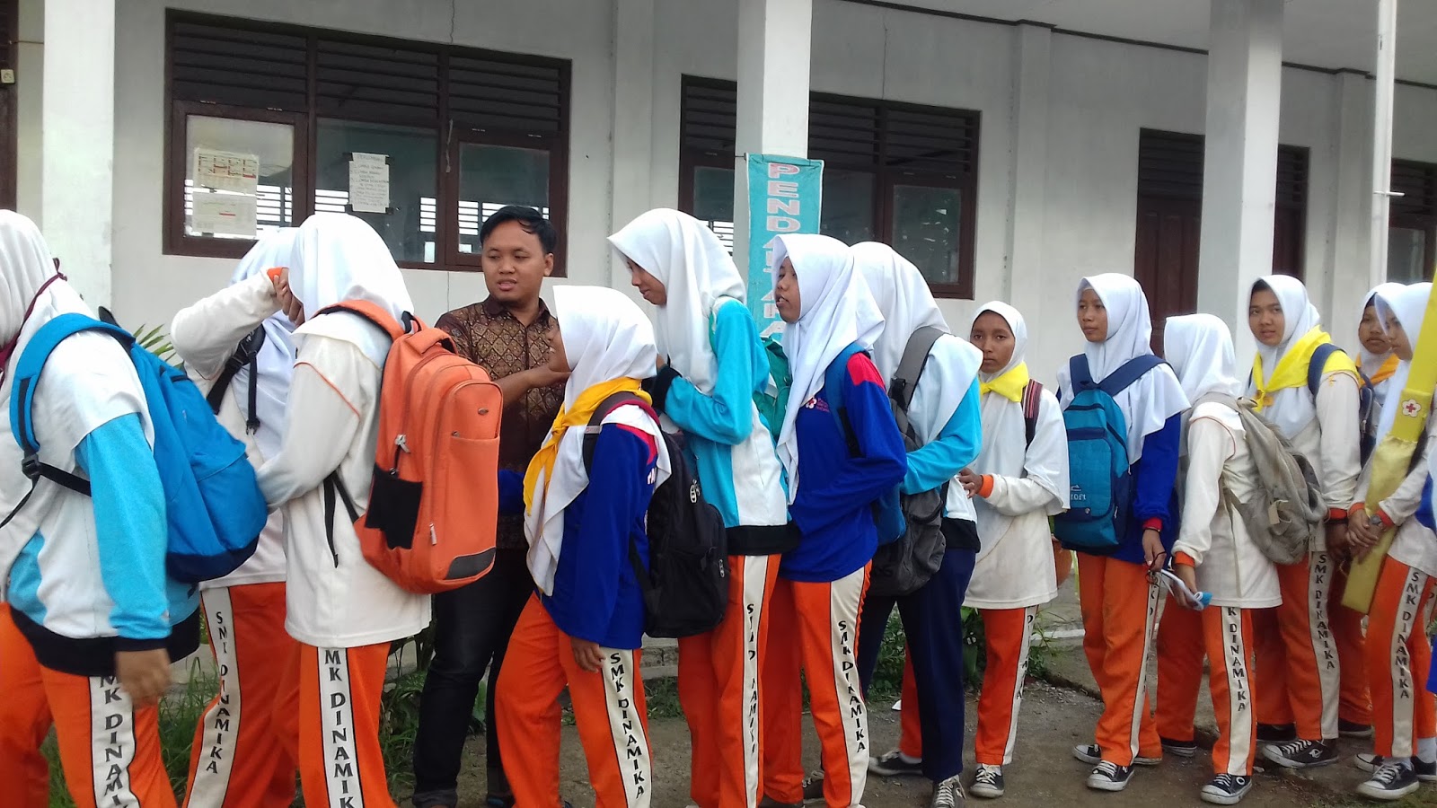 BALIFALD.COM: PELANTIKAN PMR SYAL KUNING