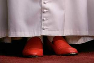 El Zapato ayer y hoy: ¿Porque los zapatos rojos de los Papas?