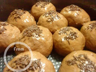 From Sakinah Omar's Kitchen: Roti Cokelat Urai (Chocolate Rice Buns)
