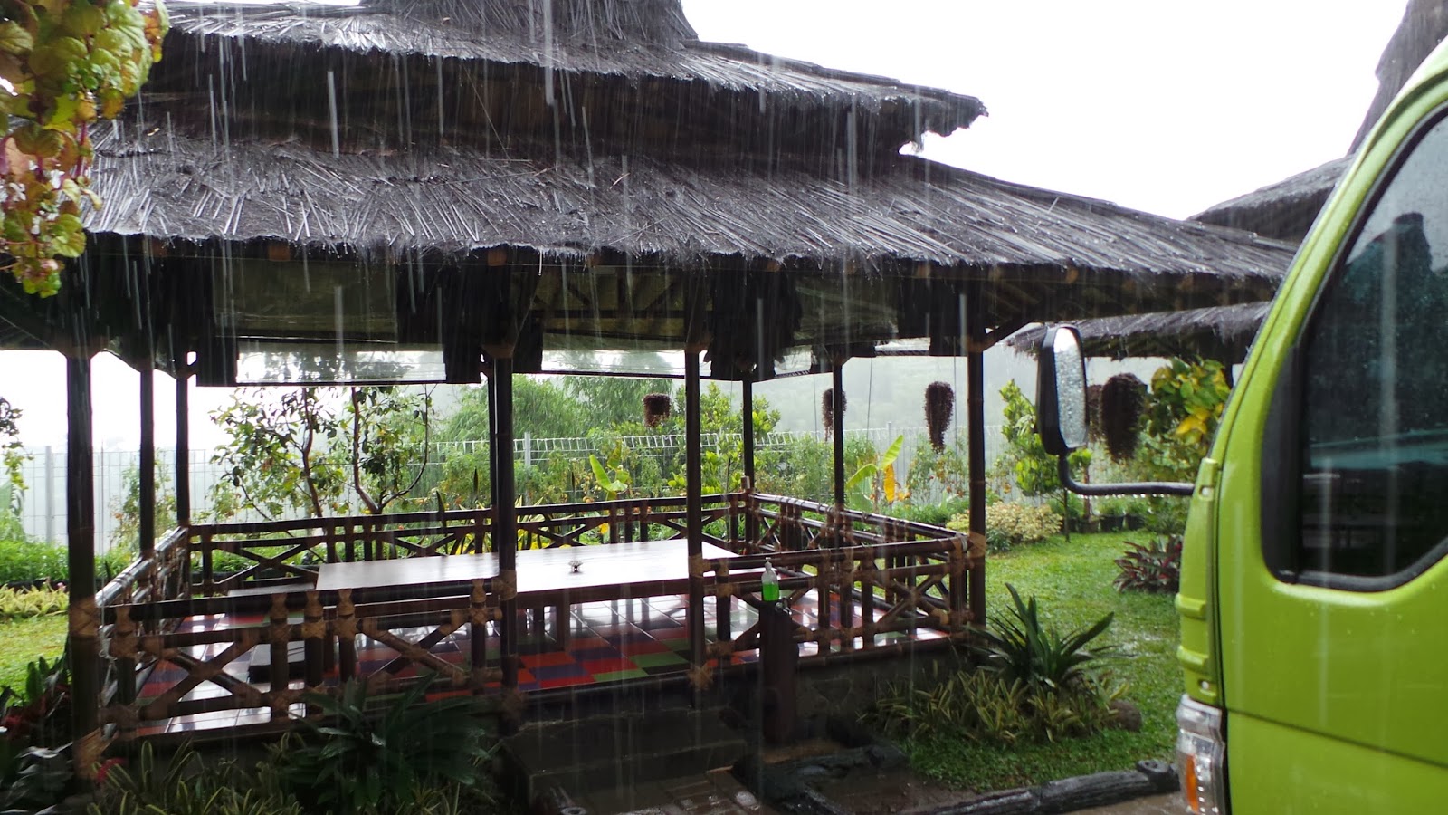 Neeja Shamiza: Bandung : Restoran Klasik Atap Nipah