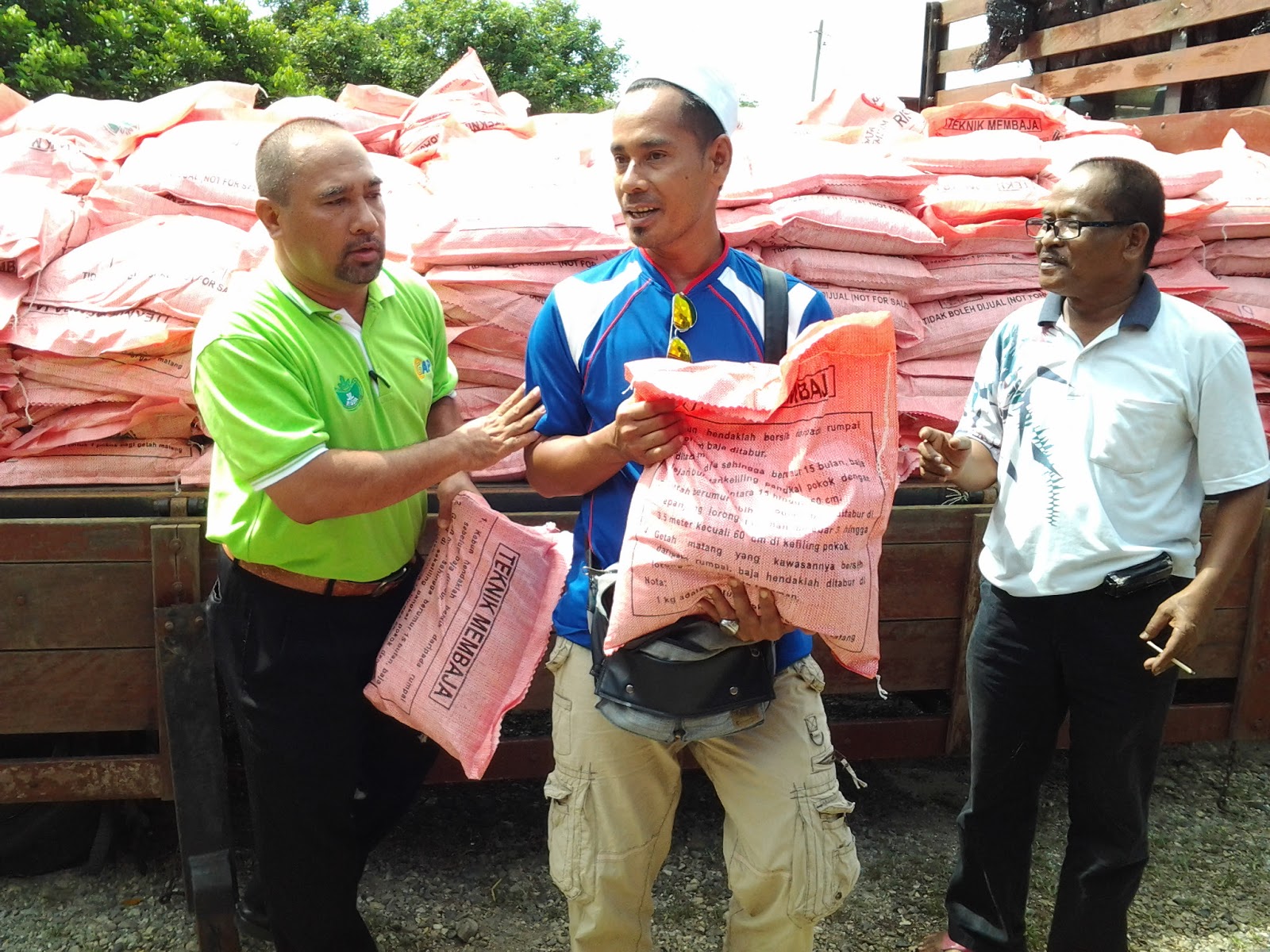 Program pemberian baja anjuran Risda Daerah Baling dengan kerjasama ...