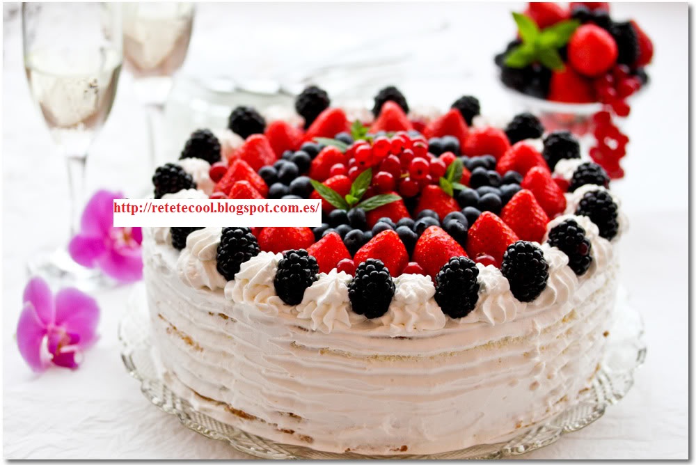 Retetecoole: Tort cu fructe de padure si crema de sampanie