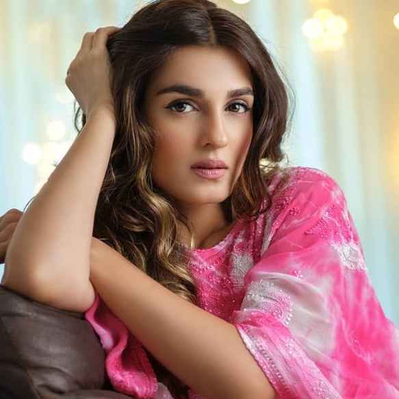 Shiny Doshi Wiki, Biography, Age, Boyfriend, Facts and More