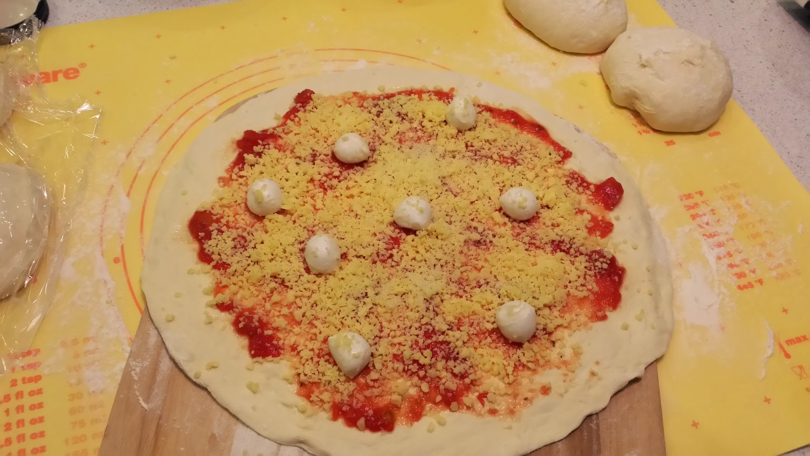 Apie Viską: Pasaka be galo - mielinė tešla. Pica iš didžiosios raidės.