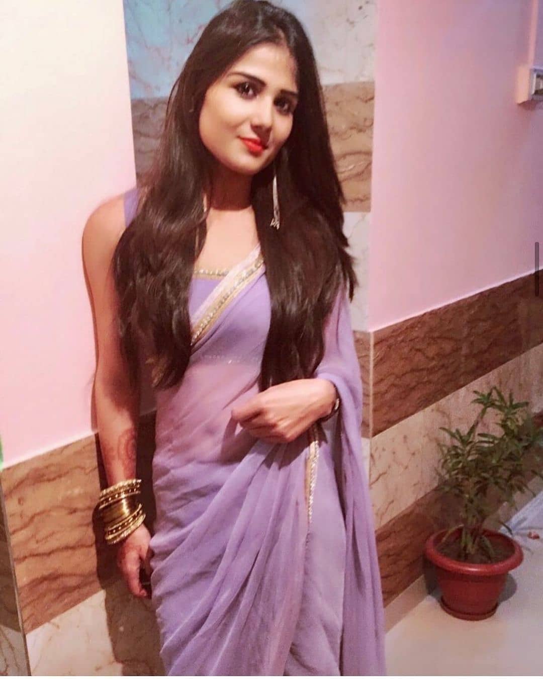 Beautiful Model Shows Instagram Saree Poses At Home Ideas - shoutoutly