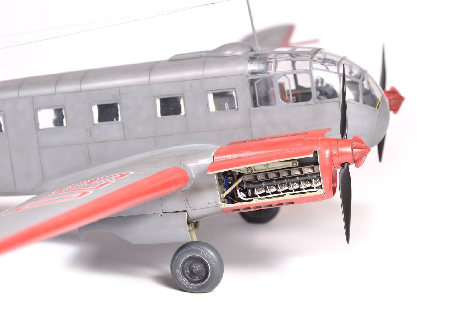 Aero C-103A (Si 204D) se sety CMK 1/48 - postavený model Roberta Szwarce