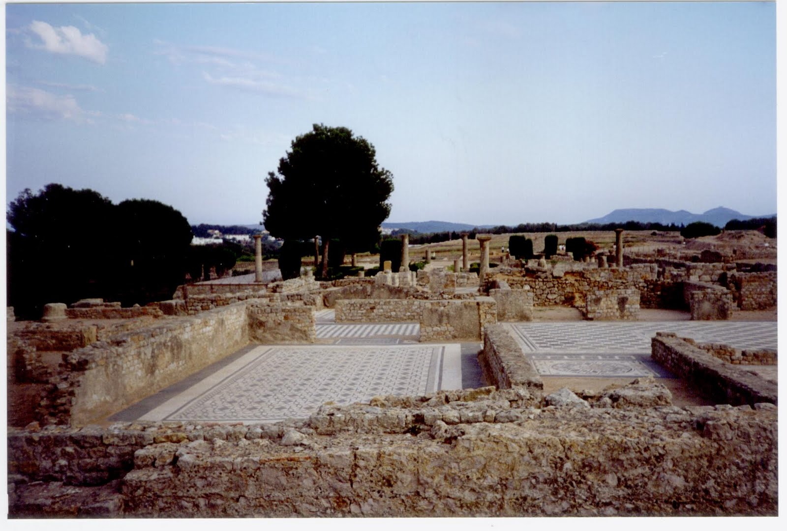 El mundo en un click: Ampurias y terminación del año 2000