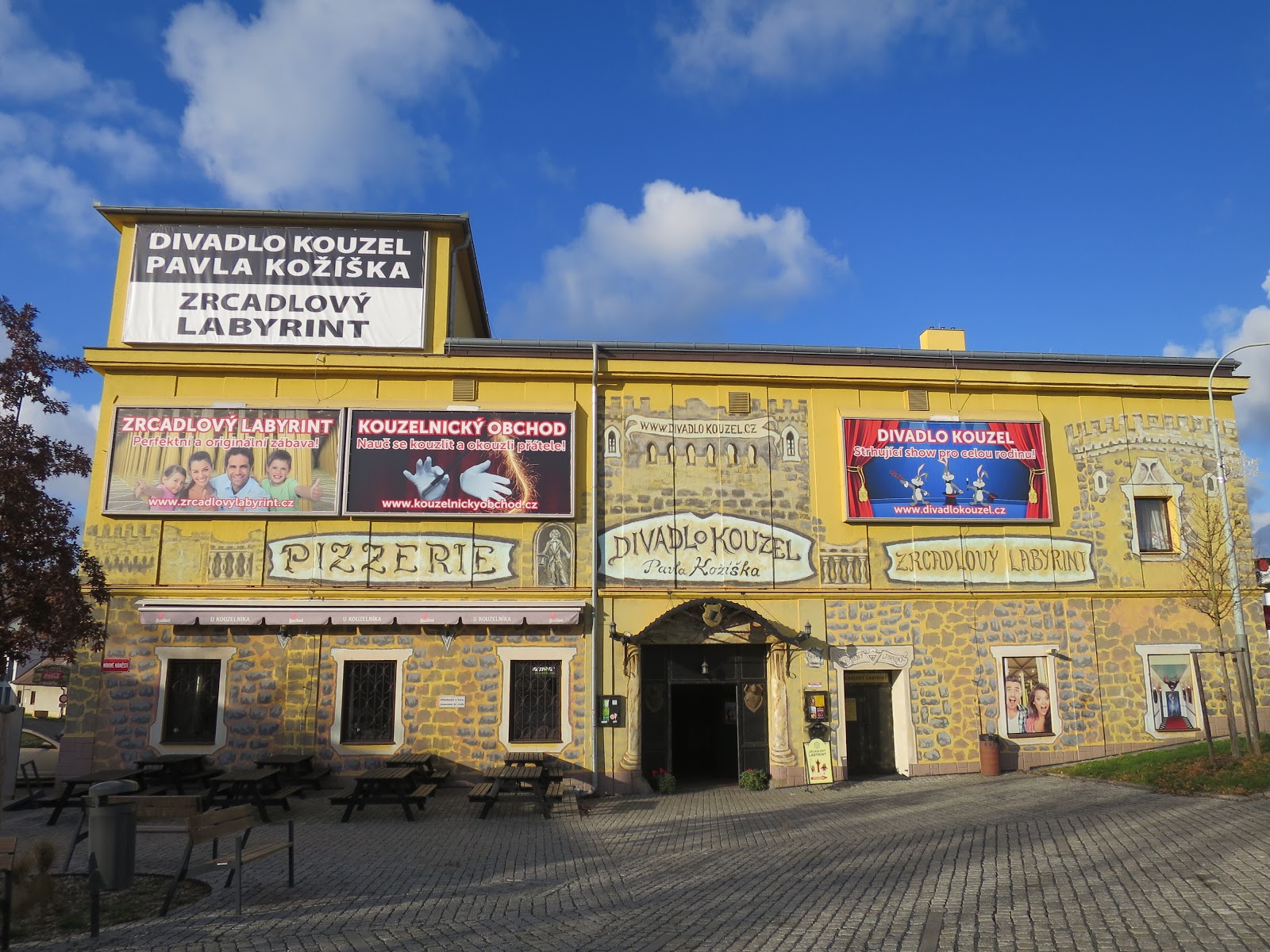 DIVADLO KOUZEL PAVLA KOŽÍŠKA - Kouzelné Vánoce aneb já nejsem Ježíšek ale Kožíšek + ZRCADLOVÝ ...