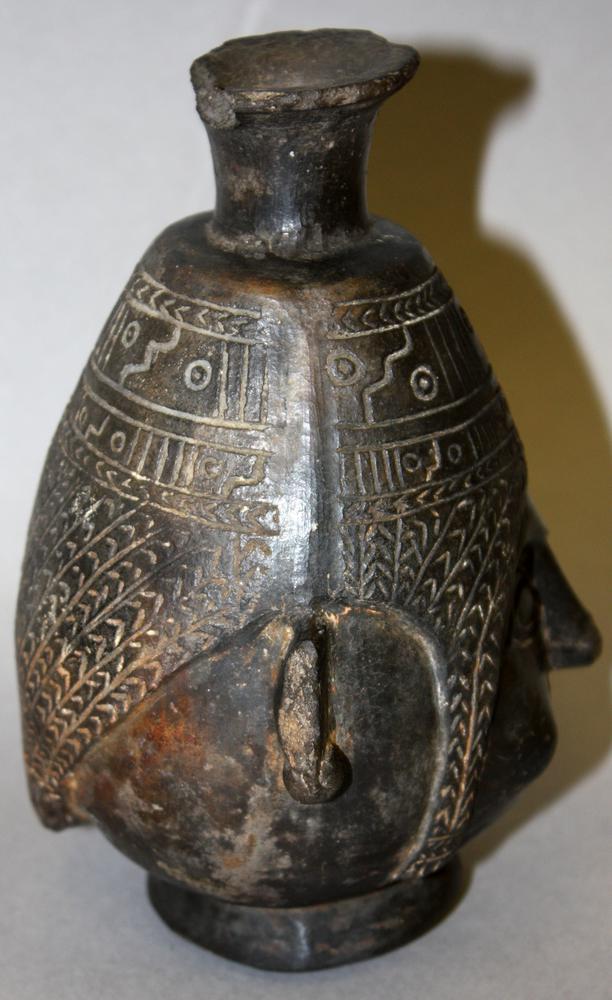 Historia del Arte: Aríbalo Incaico con Forma de Cabeza Humana