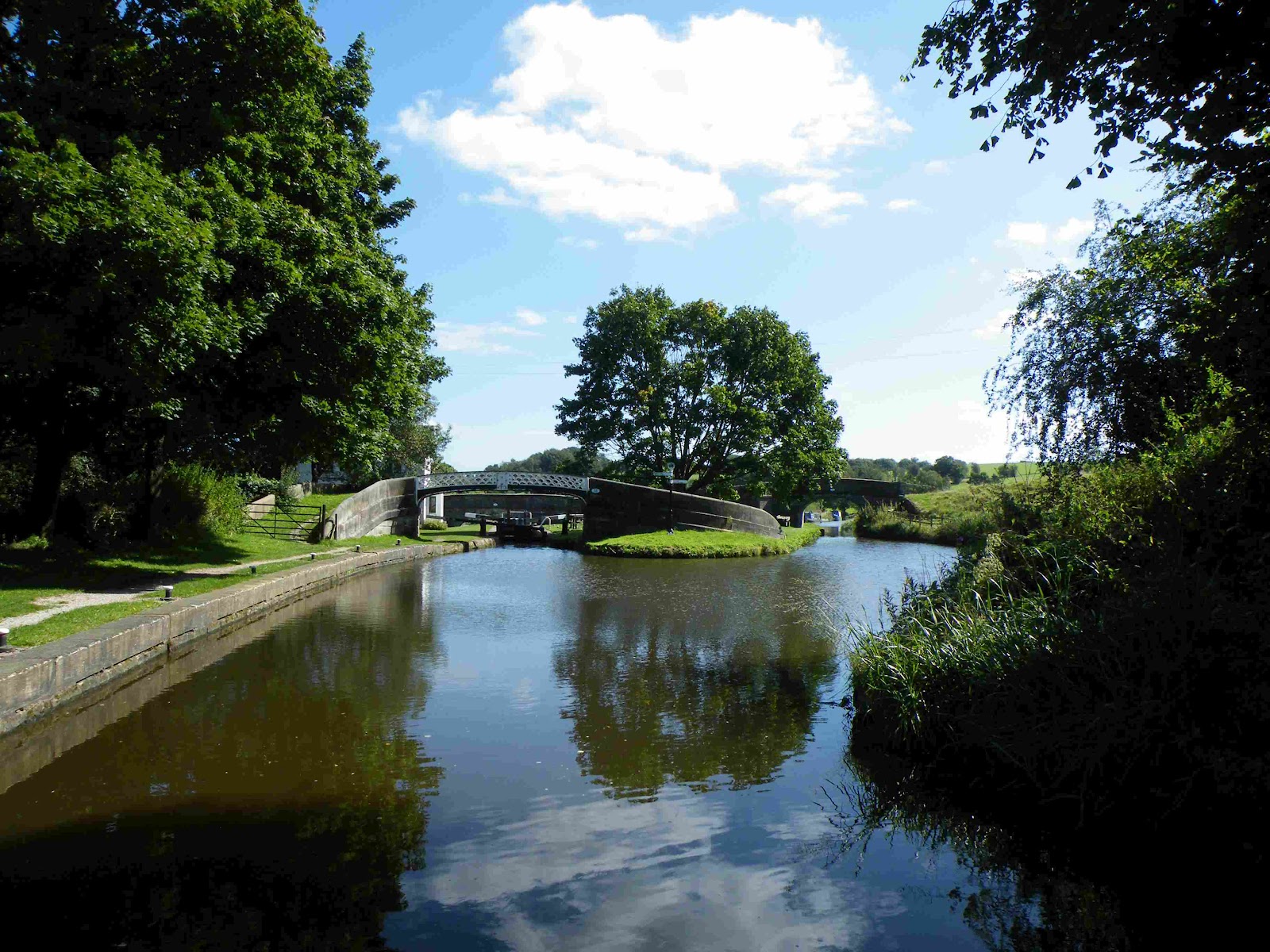 Travelling the Canals of England: Enjoying the Delights of the Caldon Canal