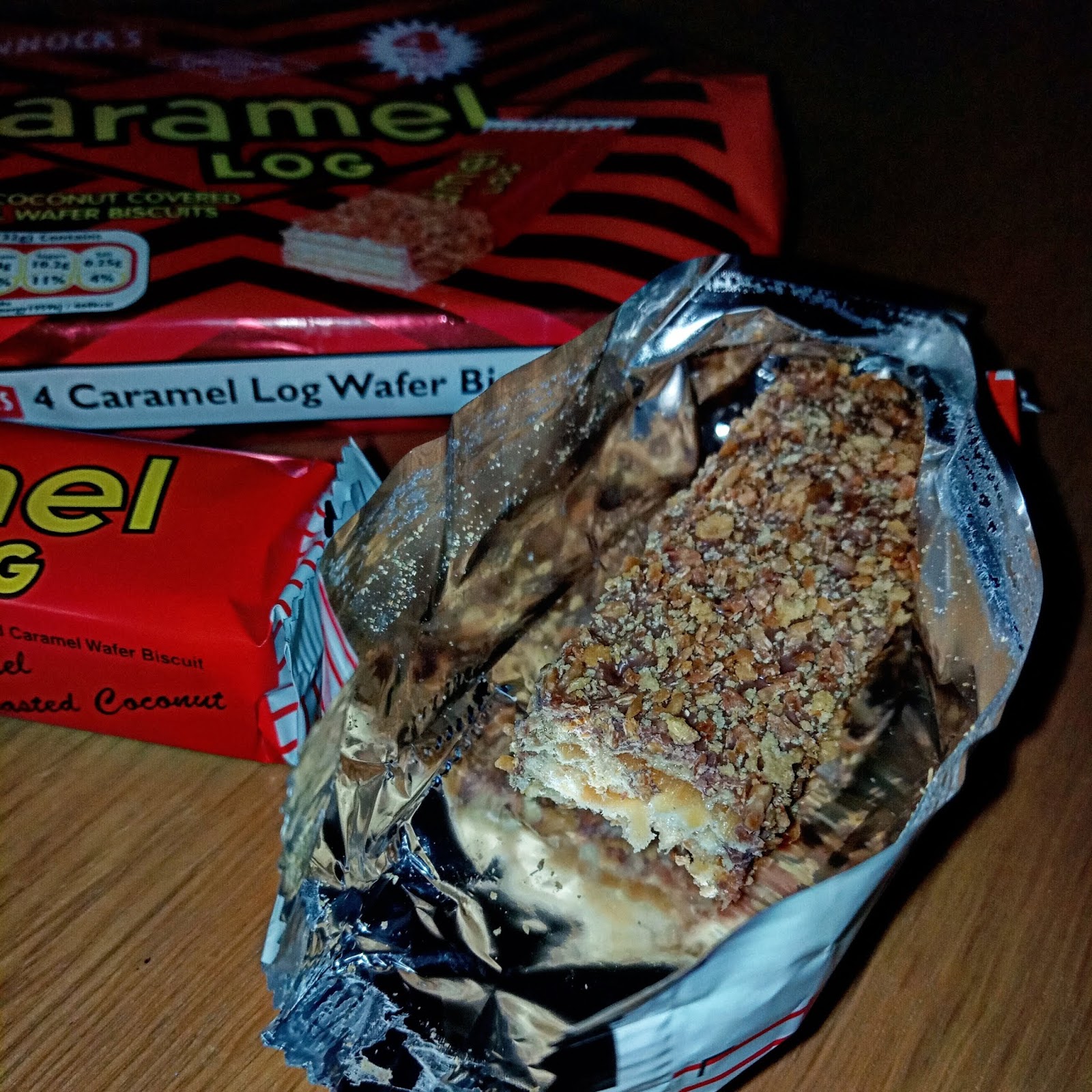 Supersupergirl's Food Reviews: [Review] Tunnock's Caramel Log