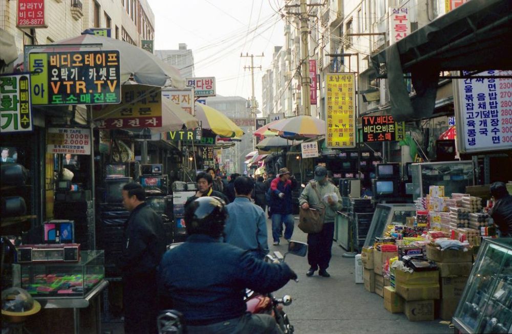 50 Candid Photographs That Capture Street Scenes of South Korea From ...