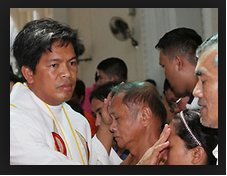 Watch: Healing priest Fr. Suarez heal Duterte's paralyzed treasurer ...