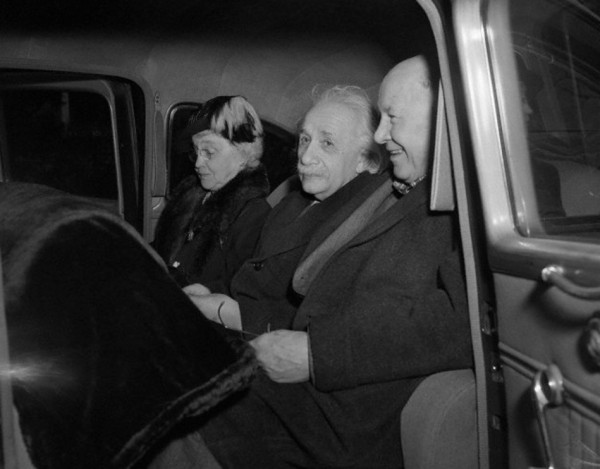 Fotó-történet: Einstein nyelvöltése