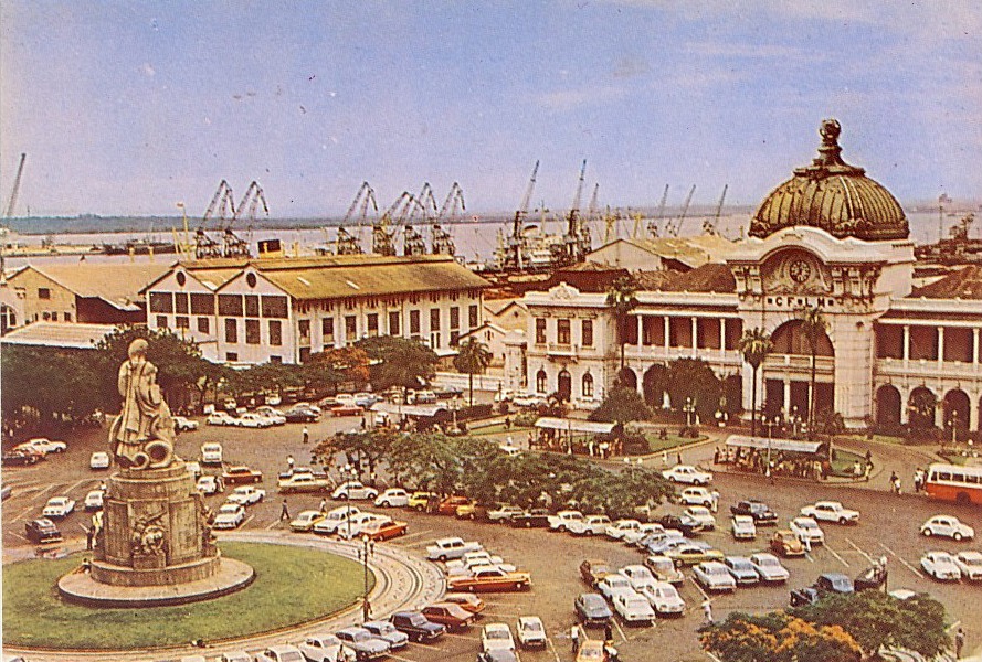 Fotos da cidade com machimbombos - Praça dos Caminhos de Ferro (1)