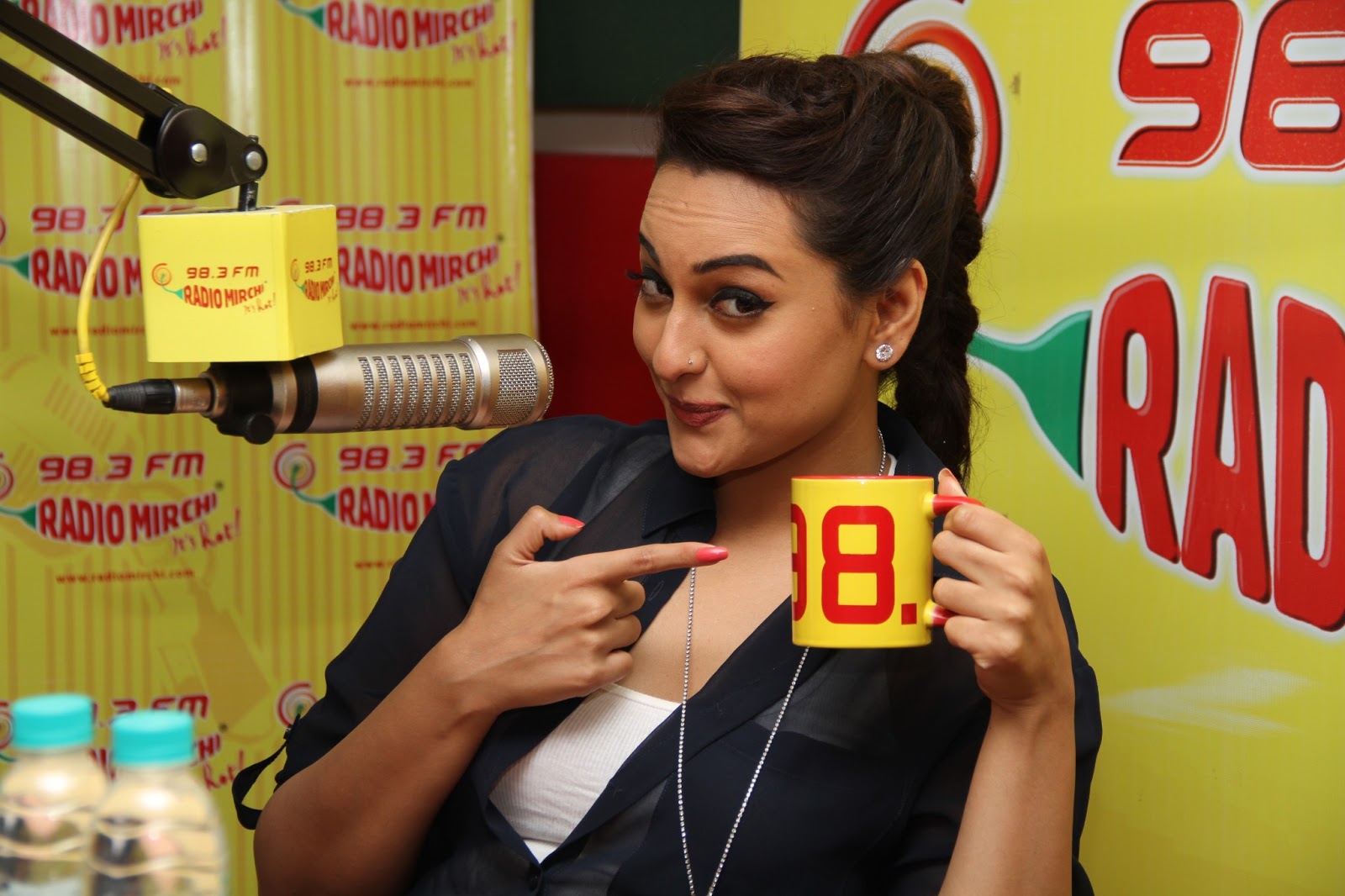 STARFRIDAY : Radio Mirchi Ranveer Singh and Sonakshi Sinha at Radio Mirchi Mumbai studio for ...