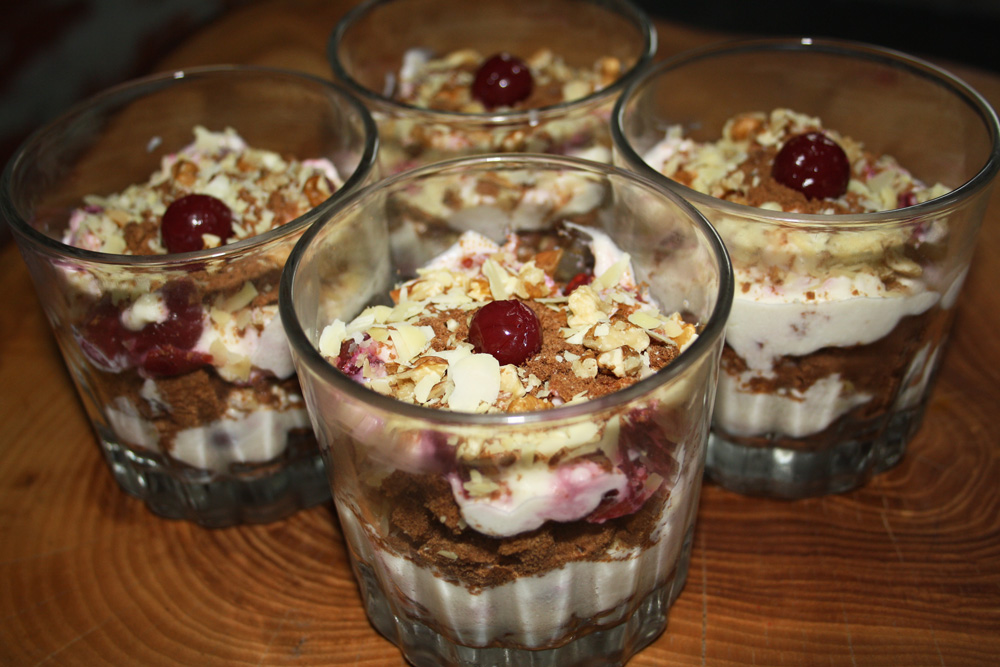 Kohvik Zacary: Magustoit kompotikirsside, pähklite ja kondenspiimaga