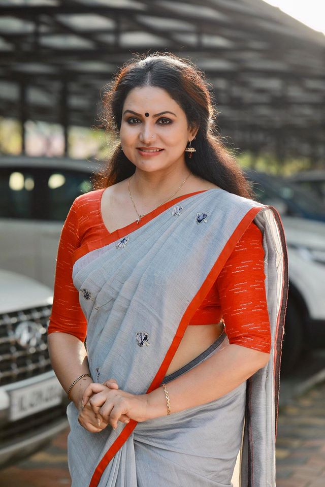 Sheelu Abraham Lovely in Saree | Hot Saree Pics