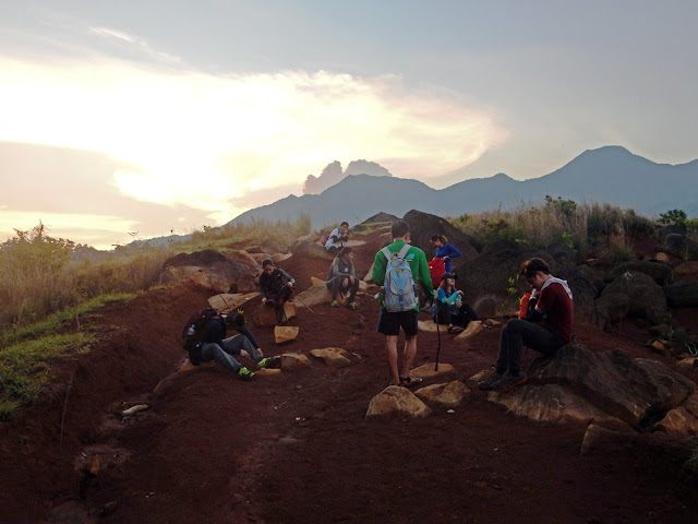 the viewing deck: Mt. Mariveles (1,408masl) Traverse Day-Hike ...