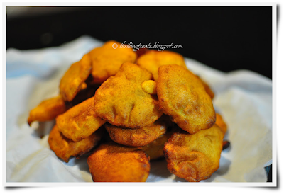 Food for art, heart and thought!: Aloo bajji/Potato fritters