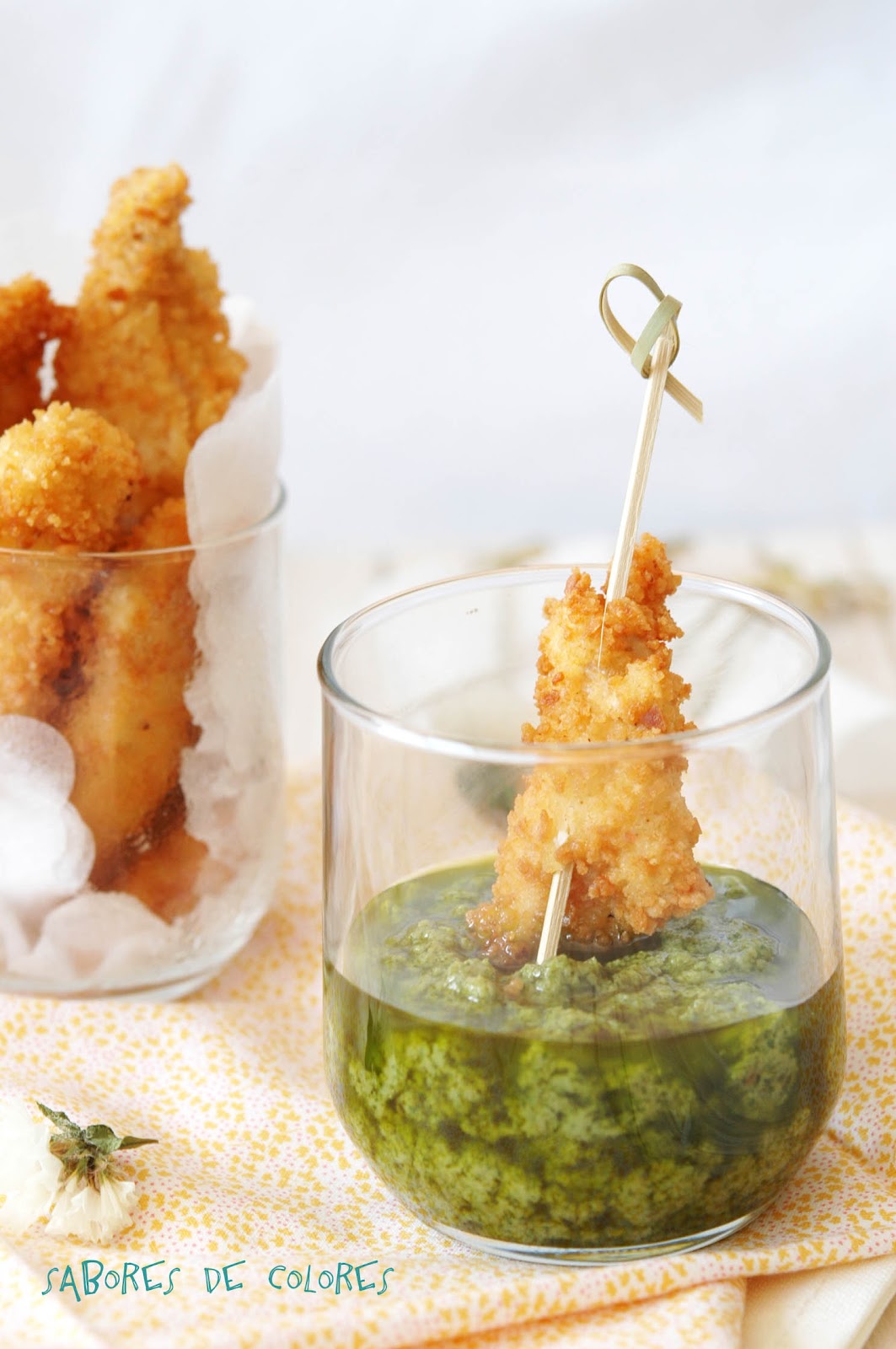 Palitos crujientes de pollo con mojo verde cremoso