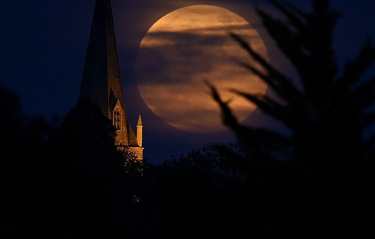 Flower Moon rises over the village of Brixworth, Northamptonshire on ...