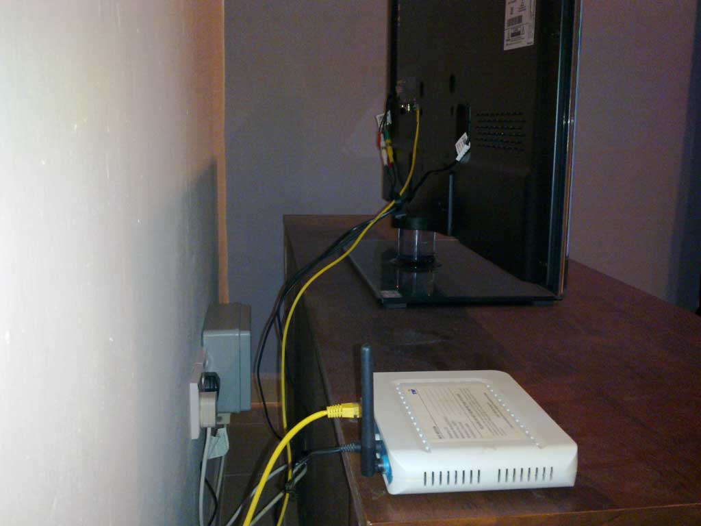 nowadays TV very hi-tech, boleh konek modem