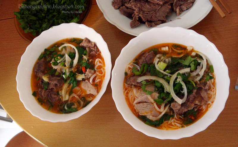 Bun bo gio heo - Beef and pork knuckle noodle soup - Helen’s Recipes ...