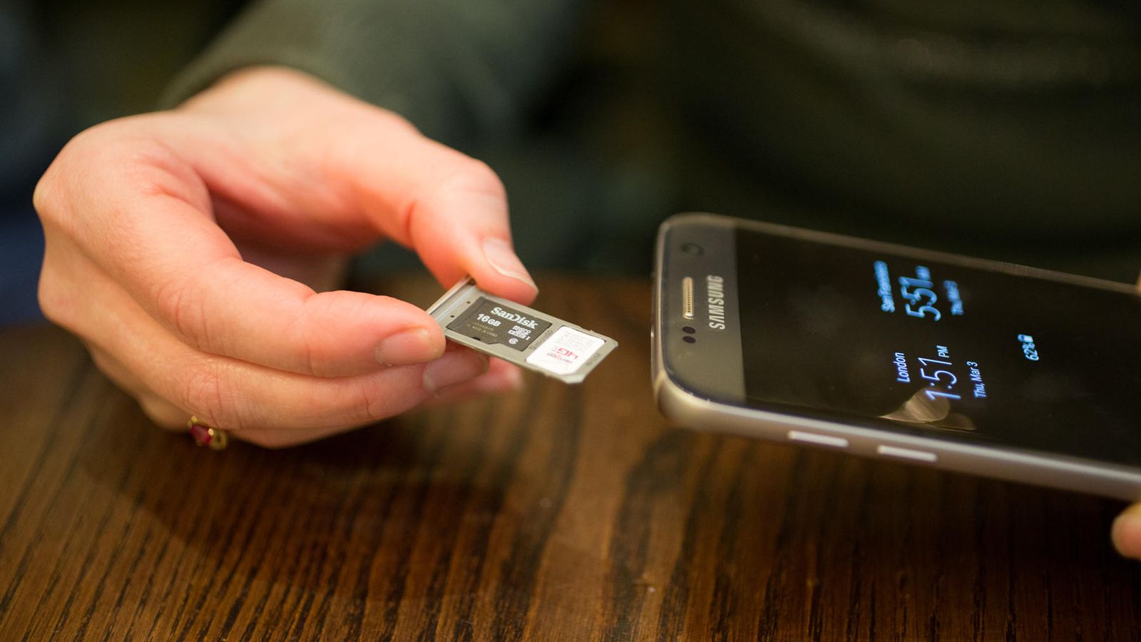 Samsung might bring huge 512GB storage chip to its phones